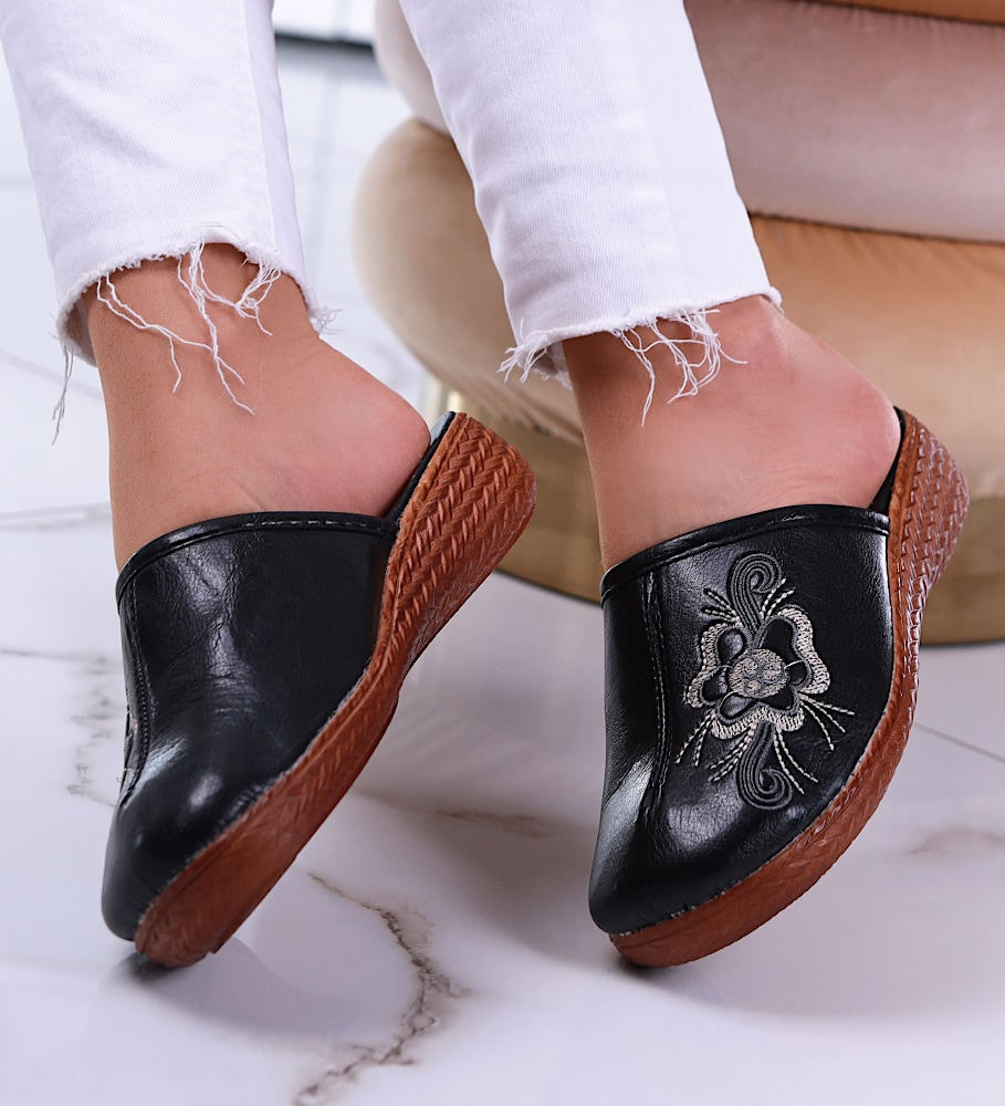 Czarne klapki damskie z haftem /G13-1 13292 T182/ Sklep z obuwiem ...